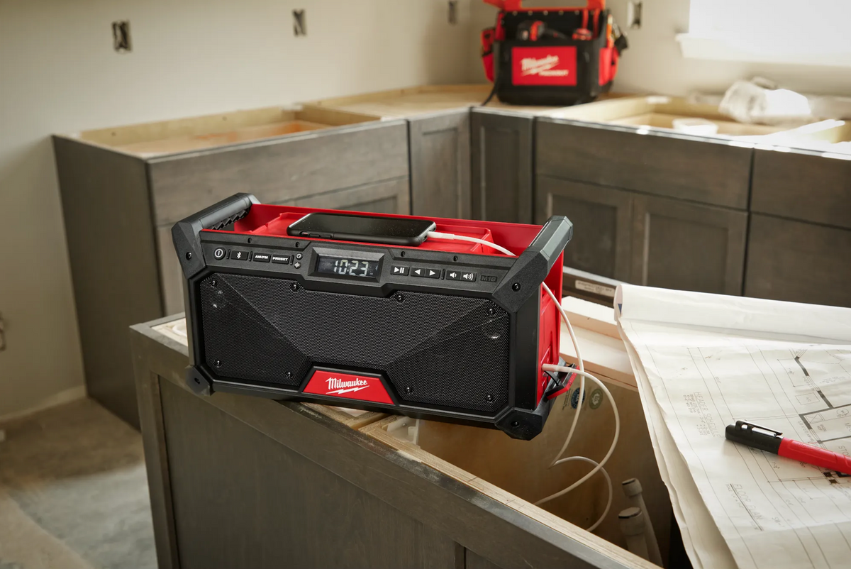 Milwaukee announced new M18™ Bluetooth® Jobsite Radio 2952-20 — BePro